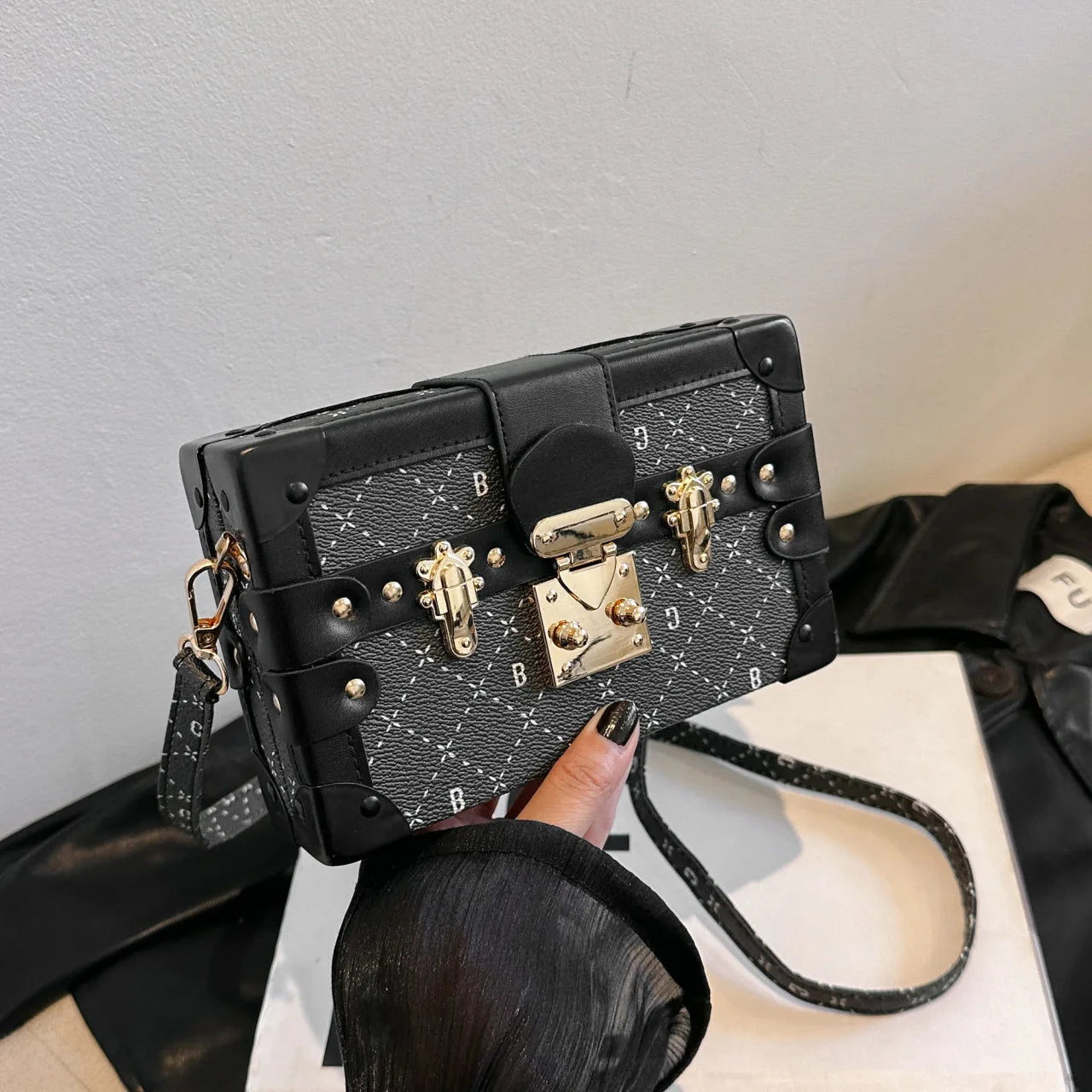 Vintage Leather Crossbody Handbag With Lock Clasp on Luulla